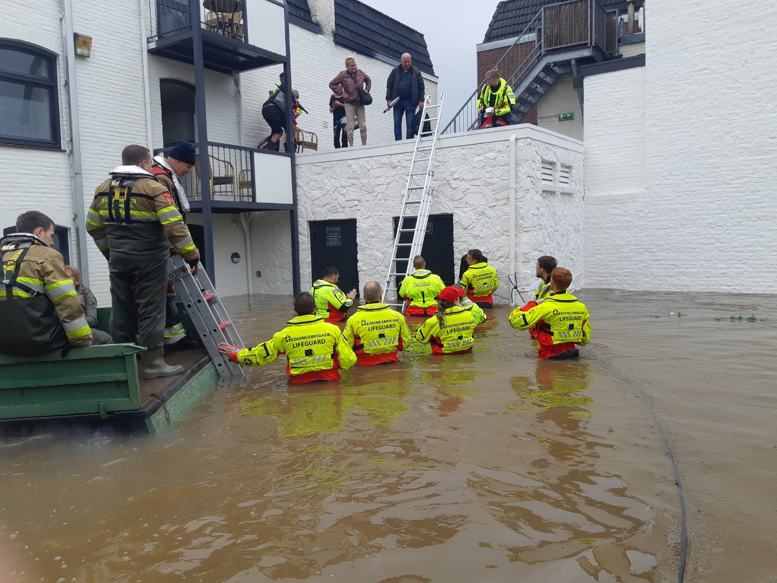 Inzet bij overstromingen in Limburg - Reddingsbrigade Dordrecht